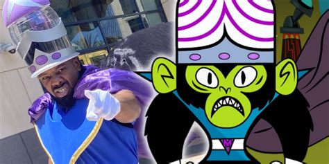 Xavier Woods Cosplays Mojo Jojo At Sdcc