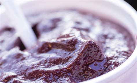 매크로 사진에서 스티로폼 컵에 냉동 아사이 베리 맛있는 브라질 디저트는 보통 Açaí와 Guarana 시럽 및 바나나의 혼합입니다 브라질 음식 스낵 아이스크림 0명에 대한