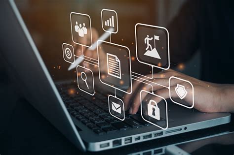 가상 아이콘이 있는 컴퓨터를 사용하는 비즈니스 우먼 사무실의 랩톱 컴퓨터에서 작업 중인 문서 관리 시스템입니다 디지털 마케팅 사람들에 대한 스톡 사진 및 기타 이미지