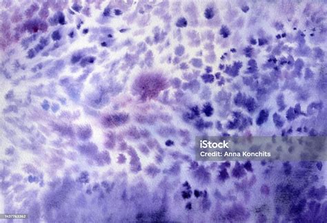 수채화 보라색 얼룩 배경 매우 페리 보라색 2022년 올해의 컬러 예술적 스트로크 배경 2022년에 대한 스톡 벡터 아트 및