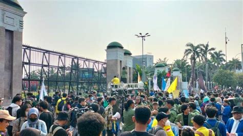 Demo Di Gedung DPR Mahasiswa Bentangkan Spanduk Tolak Revisi UU KUHP TribunNews