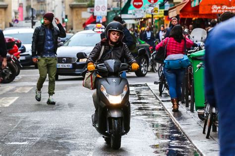 Kristen Stewart Personal Shopper Set Photos In Paris October 2015