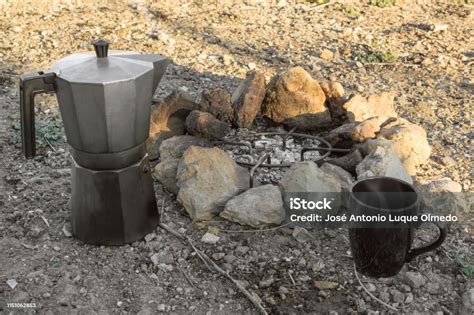 숲 속 캠프에서 모닥불을 사용 하 여 커피를 준비 합니다 바위와 모닥불 커피 메이커 모카와 컵 여행 중 커피의 준비 0명에 대한 스톡 사진 및 기타 이미지 Istock