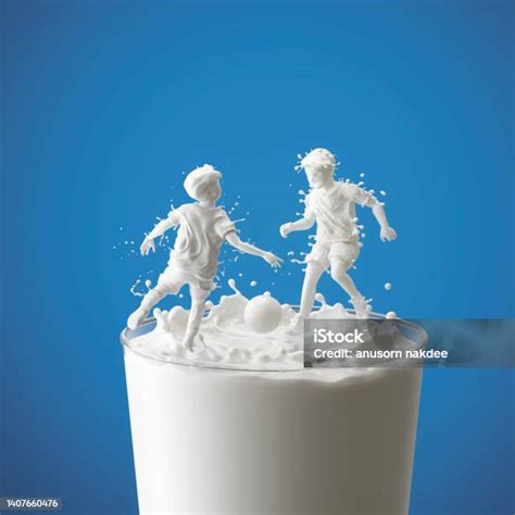 축구를하는 소년의 몸 소년 축구 선수 클리핑 경로가있는 우유 튀김의 형태로 우유의 튀김 3d 그림 우유에 대한 스톡 사진 및 기타 이미지 Istock