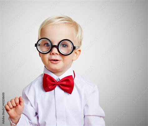 Stock Foto „lustiger Junge Mit Dicker Brille“ Adobe Stock