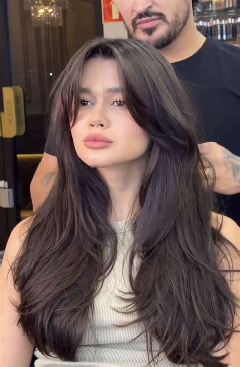 30 Flattering Hairstyles With Curtain Bangs For Round Faces Artofit