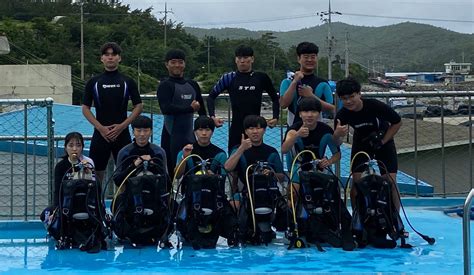완도수산고등학교 3학년 수산자원양식과 학생들의 스킨스쿠버 오픈워터 교육을 받고 있는 모습입니다