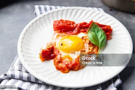 Shakshuka 달걀 토마토 후추 야채 아침 식사 건강 식사 음식 스낵 다이어트 테이블 복사 공간 음식 배경 소박한 평면도 0명에 대한 스톡 사진 및 기타 이미지 Istock