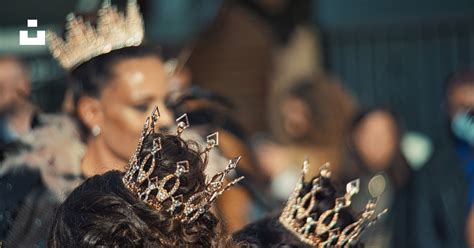 왕관을 쓴 한 무리의 여성들이 나란히 서 있다 사진 Unsplash의 무료 아야몬테 이미지