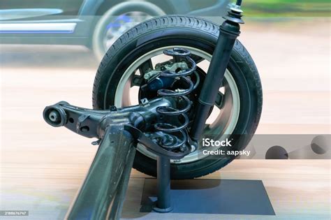 자동차에 설치된 새로운 조립 자동차 쇼크 업소버 및 스프링 0명에 대한 스톡 사진 및 기타 이미지 0명 강철 공연 Istock