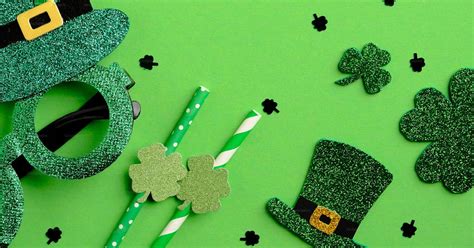 아일랜드 엘프 모자 토끼풀 네잎 클로버 패트릭 데이 안경 마시는 빨대 녹색 배경에 색종이가 있는 성 패트릭의 날 수직 배너 디자인 성 패트릭의 날 인사말 카드