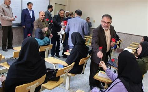 حضور استاندار لرستان در کلاس‌های دانشگاه لرستان و اهدای گل به دانشجویان