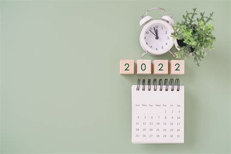 2022 화이트 아날로그 알람 시계 달력 및 새해 개념에 대한 복사 공간과 녹색 배경에 흐린 작은 가짜 나무와 나무 큐브에 0명에 대한 스톡 사진 및 기타 이미지 Istock