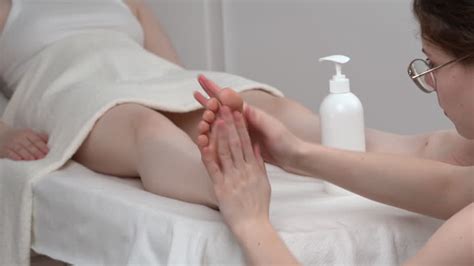 148 Woman Leg Spread Stock Videos Footage And 4k Video Clips Getty Images