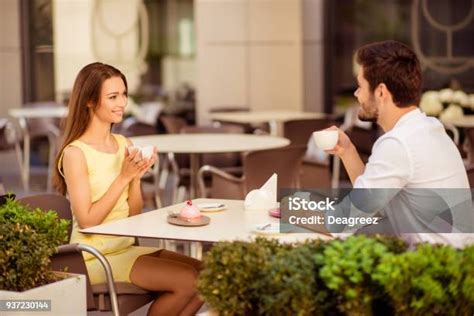 맛 있는 아침 두 귀여운 연인 화창한 날에 빛 카페에 앉아 있다 고 말하고 웃 고 서로 보고 Tasies 함께 커피를 즐길 수