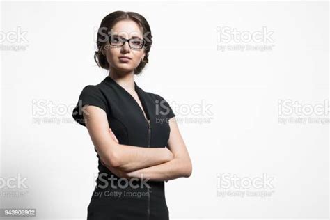 회색 배경에 교차 팔을 가진 매력적인 젊은 백인 비즈니스 여자의 초상화 갈색 머리에 대한 스톡 사진 및 기타 이미지 갈색 머리 개념 검은색 Istock