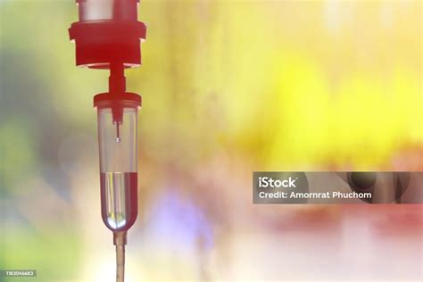 Iv 세트 유체 정맥 드롭 식염수 드립 병원 방 의료 개념 치료 응급 및 주입 약물 주입 치료 화학 요법 Conceptblue