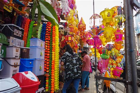인도 전역의 종교적인 힌두교도들이 기념하는 디왈리 축제를 위해 밝은 색상의 장식용 램프 쉐이드를 쇼핑하는 사람들 2명에 대한 스톡 사진 및 기타 이미지 Istock