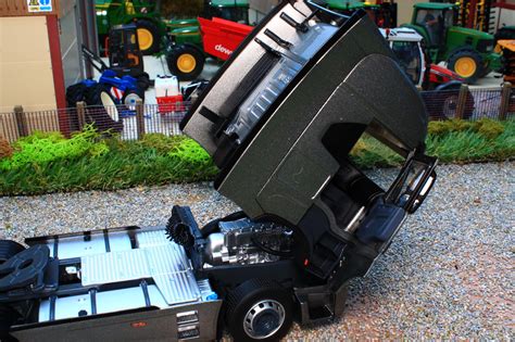 Mm2231 02 Marge Models Iveco S Way Lorry Tractor Unit 4x2 In Dark Grey Brushwood Toys