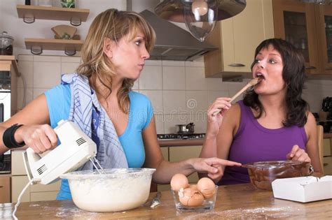 Laga Mat Tillsammans Arkivfoto Bild Av Sittande Kamratskap 1424552
