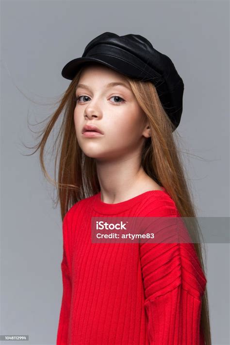 스튜디오 포즈 빨간 스웨터를 입고 아름 다운 젊은 빨간 머리 여자의 클로 우즈 업 초상화 건강한 생활방식에 대한 스톡 사진 및 기타 이미지 건강한 생활방식 검은색