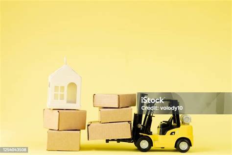 미니 지게차 트럭은 비행기에 골판지 상자를로드합니다 상품과 제품의 빠른 배달 물류 접근하기 어려운 장소와의 연결 배너 복사 공간 0명에 대한 스톡 사진 및 기타 이미지