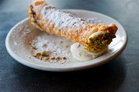 카놀리 클래식 한 전통 이탈리아 디저트 달콤하고 크리미한 리코타 충전으로 채워진 튀긴 페이스트리 반죽의 튜브 모양의 껍질로 만든 이탈리아 페이스트리 전통적인 시칠리아 디저트