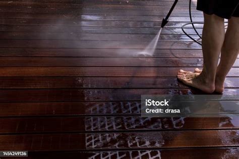 파워 표면 세척 파워 세탁기로 테라스를 청소하는 남자 나무 테라스 표면의 높은 수압 청소기 Diy에 대한 스톡 사진 및 기타 이미지 Istock