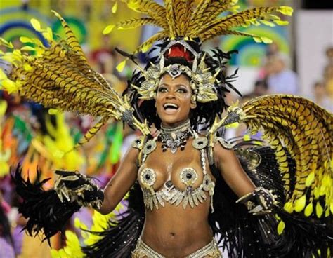 Foto Topless Dancing Women Thrill Crowds At World Famous Rio Carnival