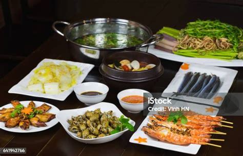 베트남 해산물 바베 큐 타이거 새우 구운된 오징어 튀김 저 어 양배추 야채와 매운 스팀 조개와 생선 뜨거운 냄비의 세트 음식에 대한 스톡 사진 및 기타 이미지 Istock