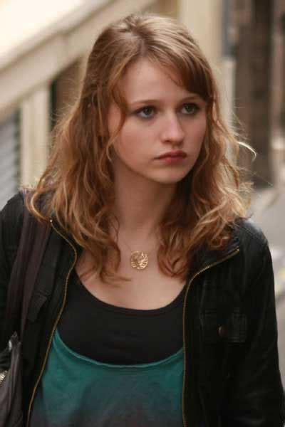 Christa Theret Foto Lol Laughing Out Loud® 2 De 5