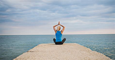부두에 앉아 바깥 바다에서 요가 운동을 하는 젊은 스포티한 여성의 뒷모습 공간을 복사합니다 사진 Unsplash의 바다 이미지