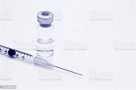 약물 또는 백신 1 Ml 바늘 고립 된 화이트 배경에 블루 톤 컬러와 플라스틱 주사기의 유리병 건강관리와 의술에 대한 스톡 사진 및 기타 이미지 Istock