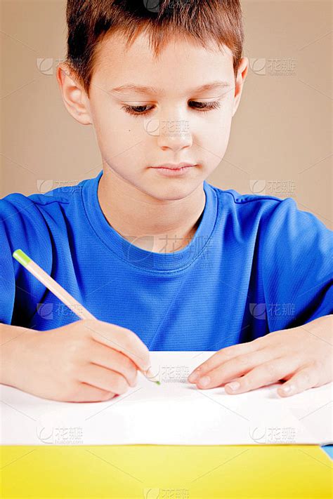 小男孩用彩色铅笔画画