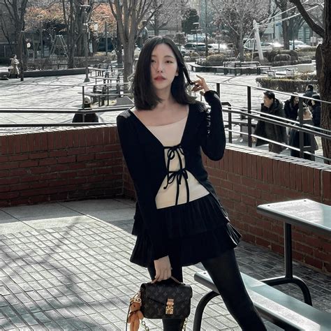 박선영 광고 레페르의 헤리티지가 담긴 25ss 델피늄 프릴 가디건으로 이른 봄맞이 우아한 애슬레저룩을 지향하는 레페르답게 로맨틱한 리본 오프닝이 특징인 델피늄