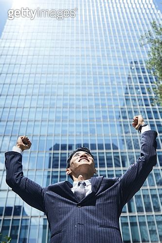 비즈니스 비즈니스 주제 비즈니스맨 사업가 위기극복 컨셉 위기극복 도전 도전 컨셉 결의 자신감 열정