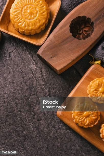 중추 절 축제 전통 음식 개념 차 패스트리 곰팡이 꽃과 검은 슬레이트 테이블에 아름다운 달 케이크 0명에 대한 스톡 사진 및 기타 이미지 Istock