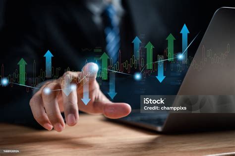 투자자 계획 및 전략 주식 시장 기술 가격 그래프 및 지표 촛대 차트 및 주식 거래 태블릿 화면 금융 투자 성장 개념을 다루는 사업가 거래자에 대한 스톡 사진 및 기타