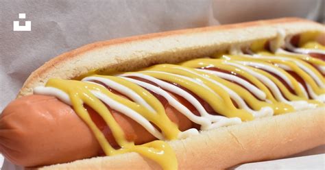 겨자와 케첩을 곁들인 핫도그 사진 Unsplash의 무료 키프로스 이미지