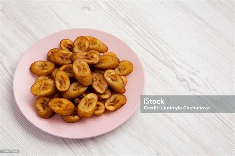 흰색 나무 배경 측면 보기에 분홍색 접시에 수제 튀긴 질경이 공간을 복사합니다 바나나에 대한 스톡 사진 및 기타 이미지 바나나 튀기기 플렌틴 바나나 Istock