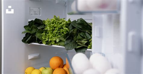 신선한 과일과 채소가 많이 들어있는 냉장고 사진 Unsplash의 무료 음식 이미지