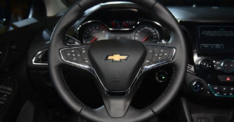 포토 세련된 디테일이 돋보이는 올 뉴 크루즈의 3 스포크 스티어링 휠