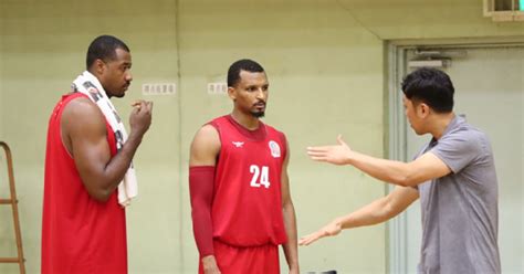 경기 후 외국인 선수들에게 플레이에 대해 설명하는 손규완코치