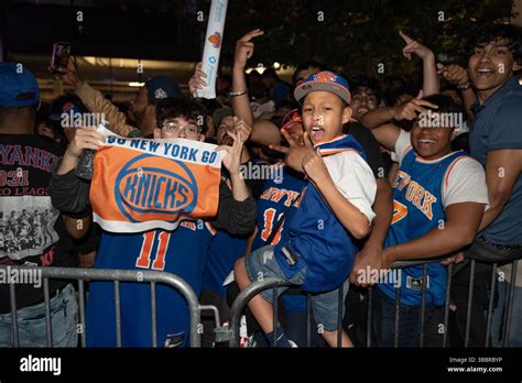 New York Usa 16th May 2025 Thousands Of New York Knick Fans Gather
