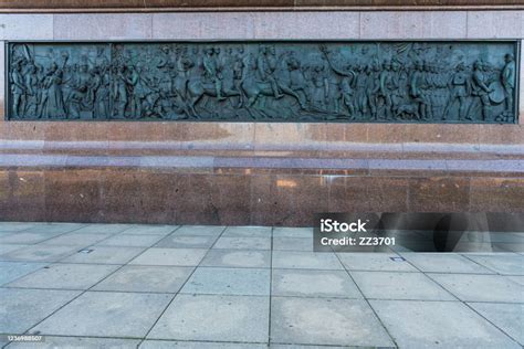 덴마크프로이센 전쟁에서 프로이센의 승리를 기념하는 기념비인 베를린 승리 기둥의 동상과 오스트리아와 오스트리아프로이센 전쟁 과