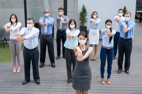 사무실에서 휴식을 취하면서 얼굴 마스크를 착용한 노동자 그룹 사무실에 대한 스톡 사진 및 기타 이미지 사무실 운동 기업 비즈니스 Istock