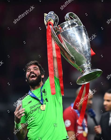 Foto Stok Editorial Liverpool Goalkeeper Alisson Becker Celebrates