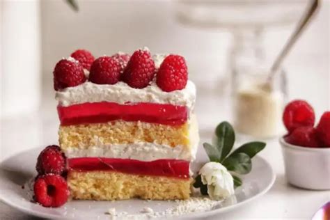 Бісквітний торт з кремом з білим шоколадом і малиною Ням ням за 5 хвилин
