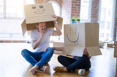 새 집으로 이동 머리 위에 재미있는 얼굴골판지 상자를 입고 중년 부부 2명에 대한 스톡 사진 및 기타 이미지 2명 가정 생활 개념 Istock