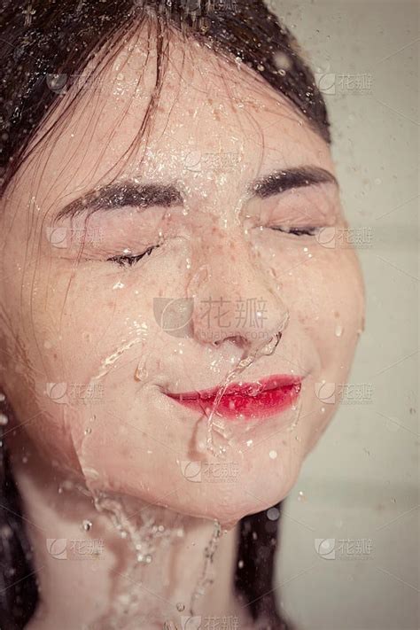 女孩在洗澡素材 花瓣网